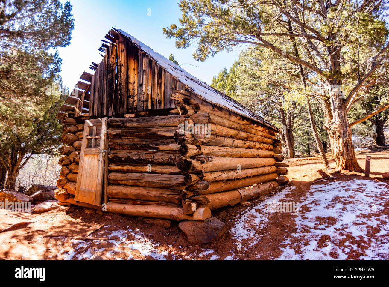 Abandoned log cabin in hi-res stock photography and images - Alamy