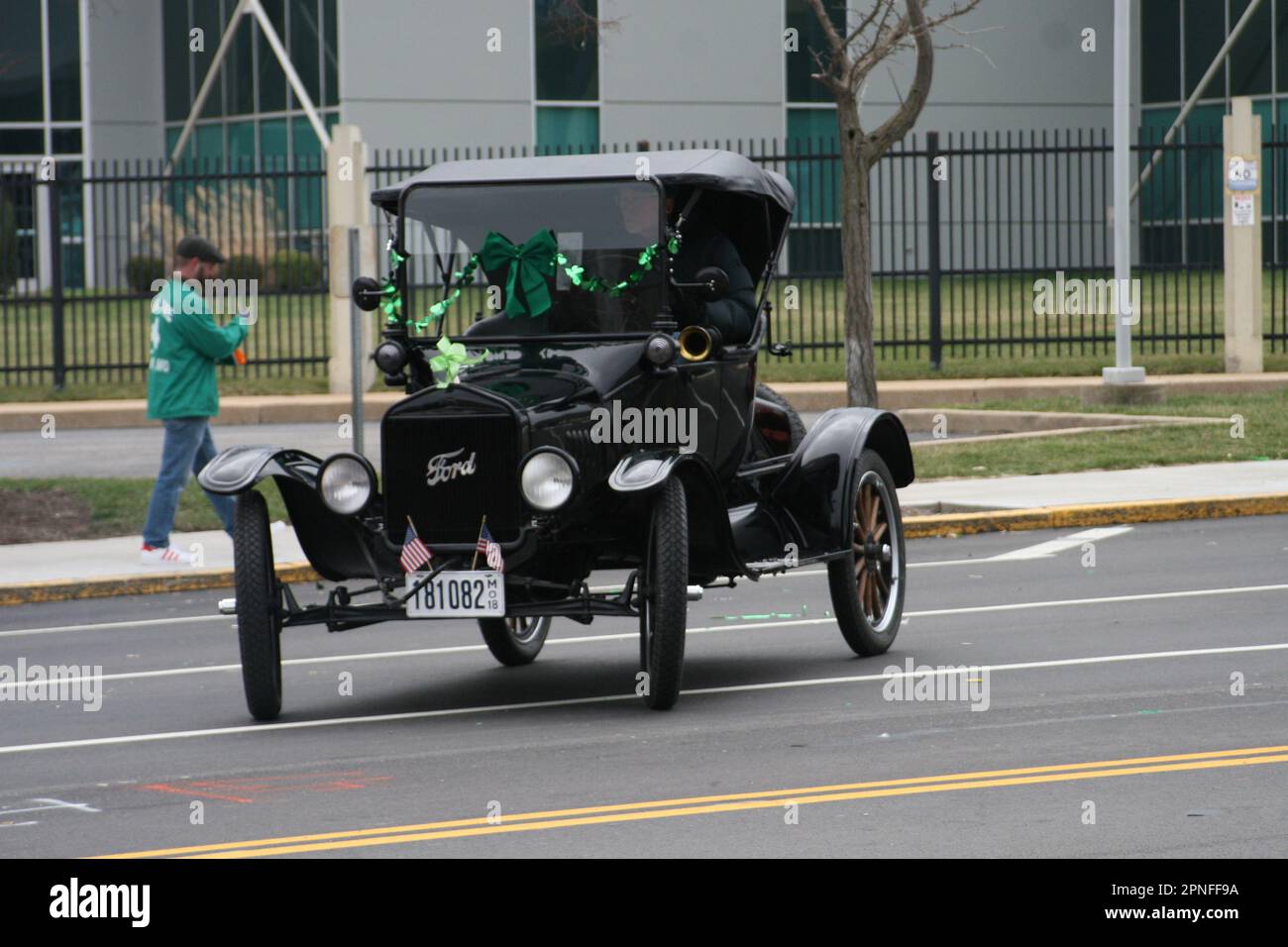 Parade spectator's line Market Street to see the St Patrick's Day ...