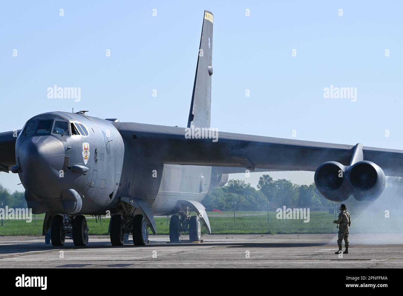 A crew chief assigned to the 2nd Maintenence Group prepares a B-52H ...