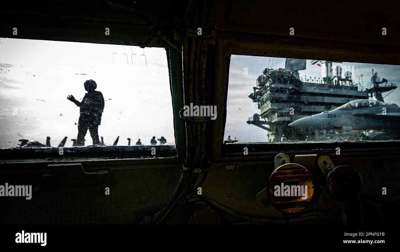 U s navy sailor signals hi-res stock photography and images - Alamy
