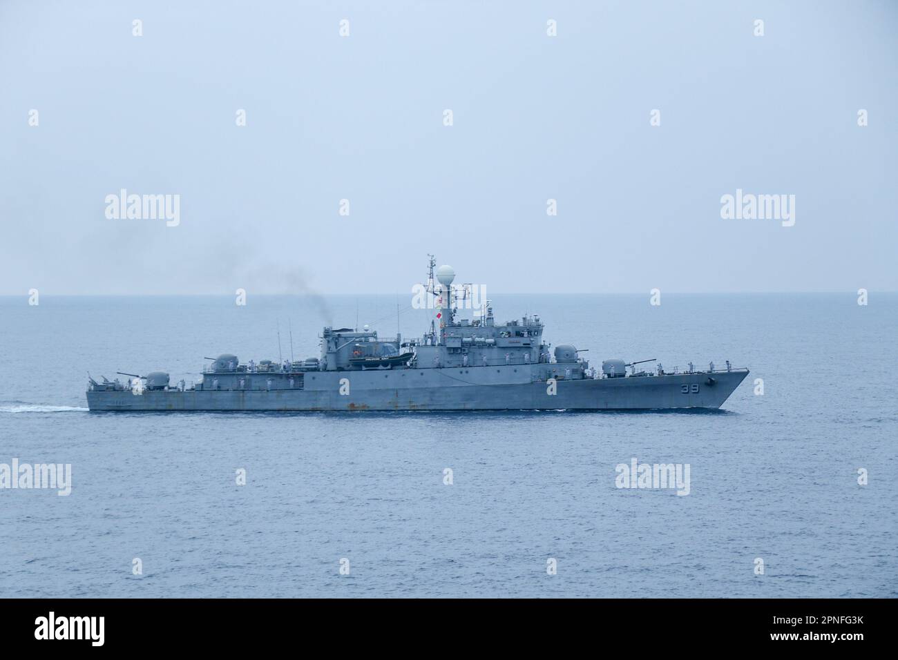 Ddg 93 uss chung hoon hi-res stock photography and images - Alamy