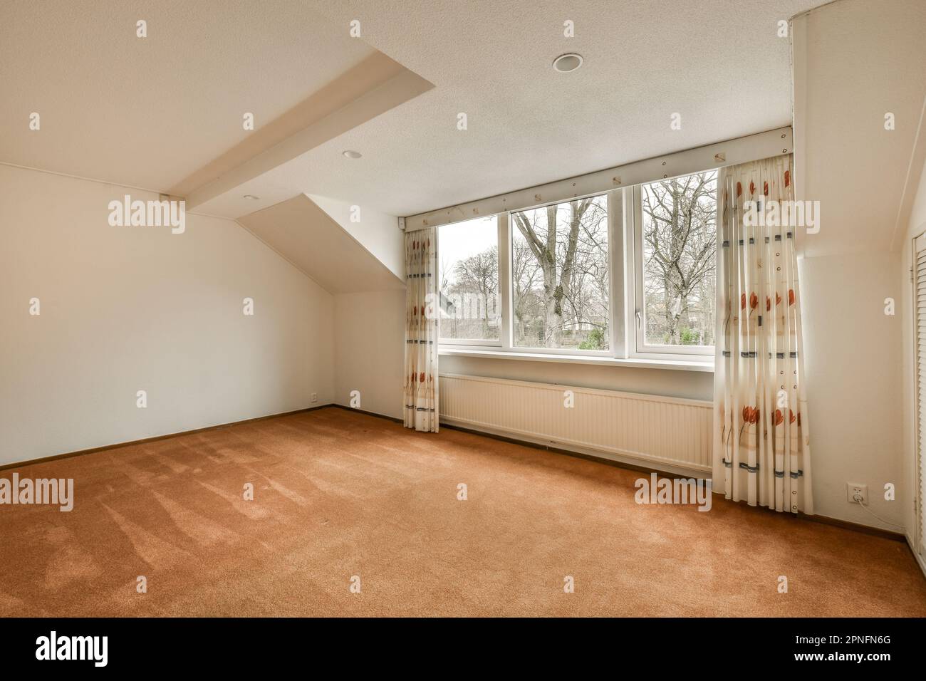 an empty room with no one on the wall or ceiling, it's very clean and ...