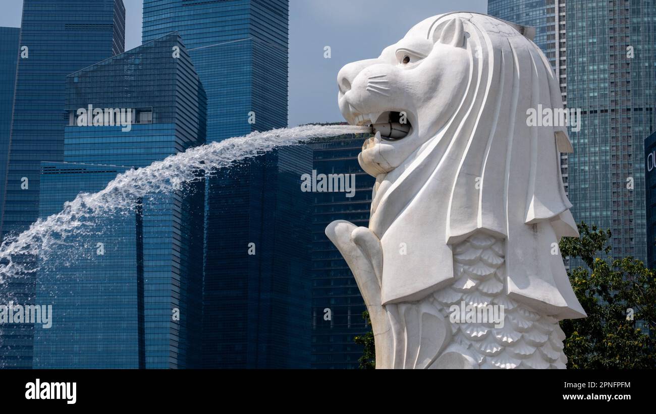 Merlion fountain on the waterfront in Singapore Stock Photo - Alamy