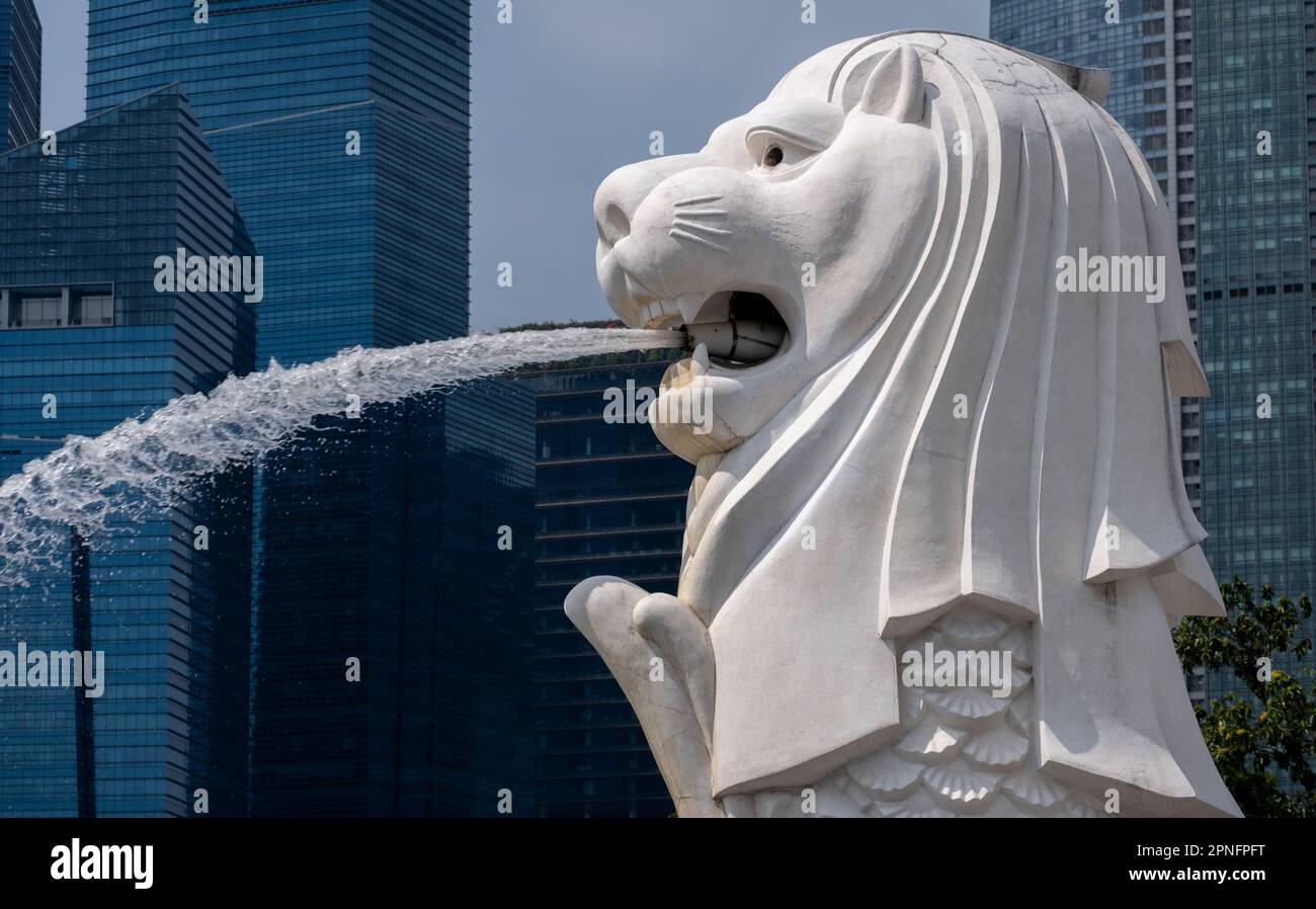 Merlion fountain on the waterfront in Singapore Stock Photo - Alamy