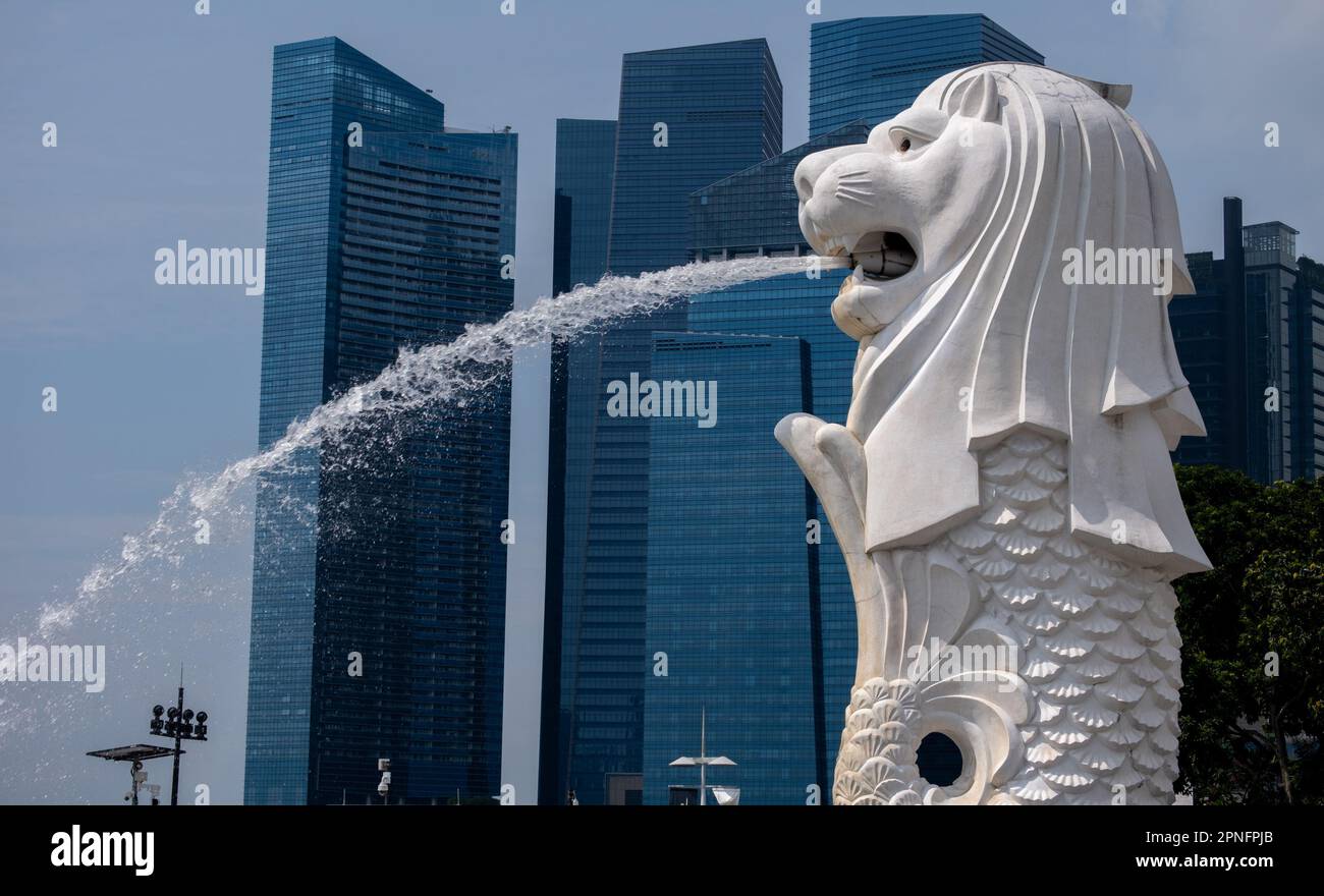 Merlion fountain on the waterfront in Singapore Stock Photo - Alamy