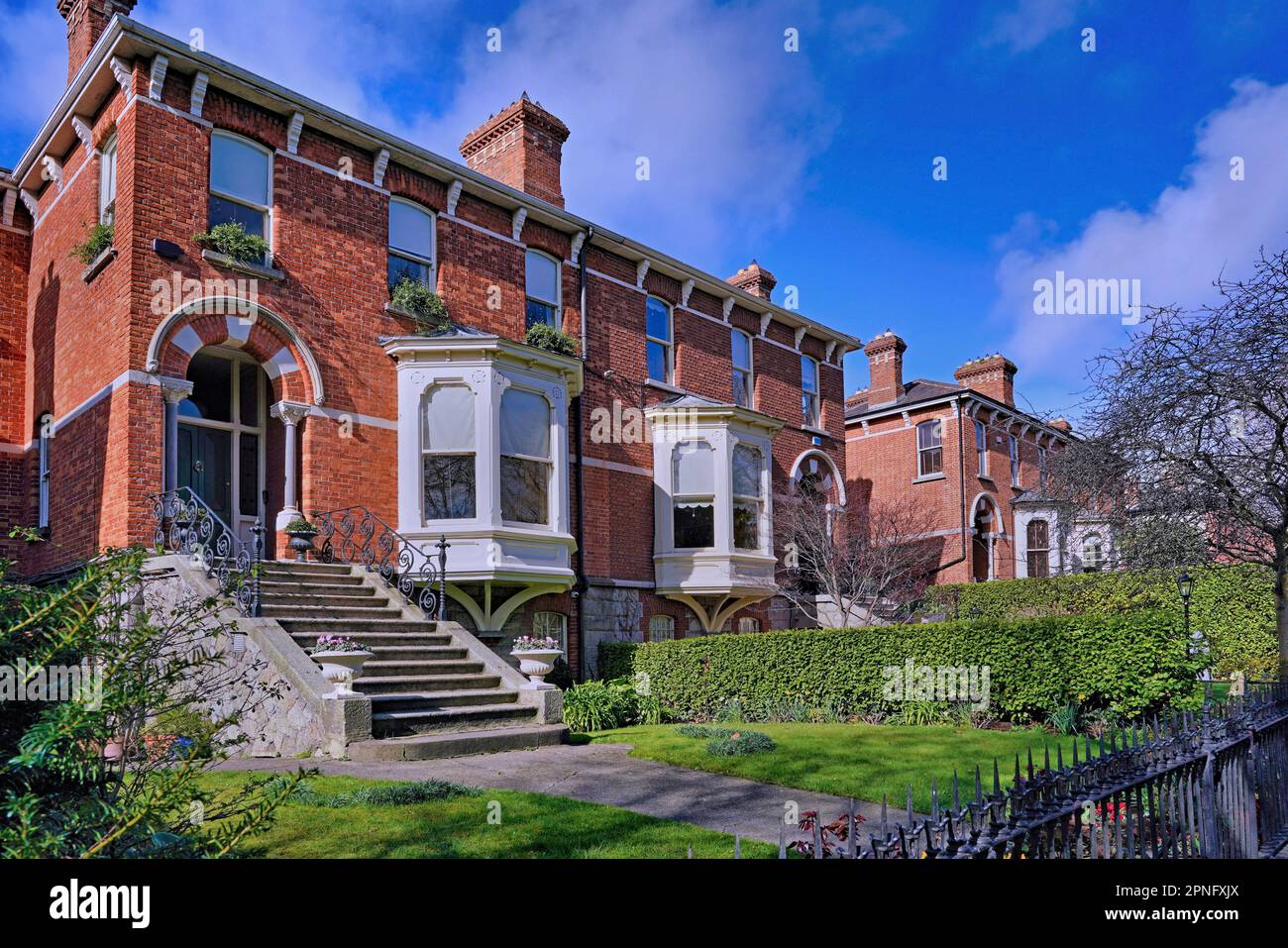 Semi detached house front garden hi-res stock photography and images ...
