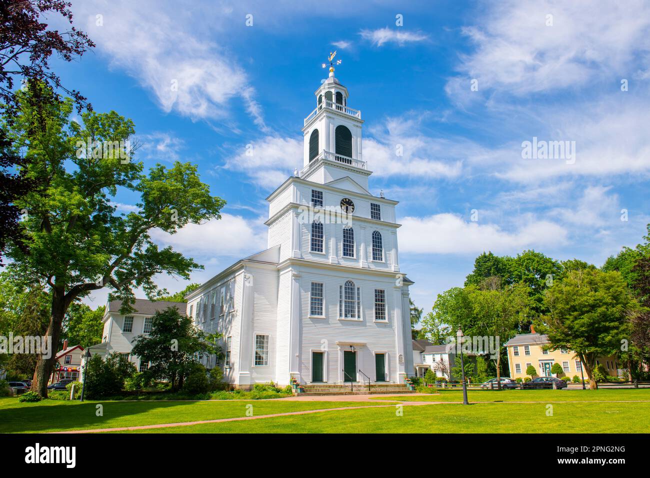 First Parish Church at 75 Great Road in historic town center of Bedford ...