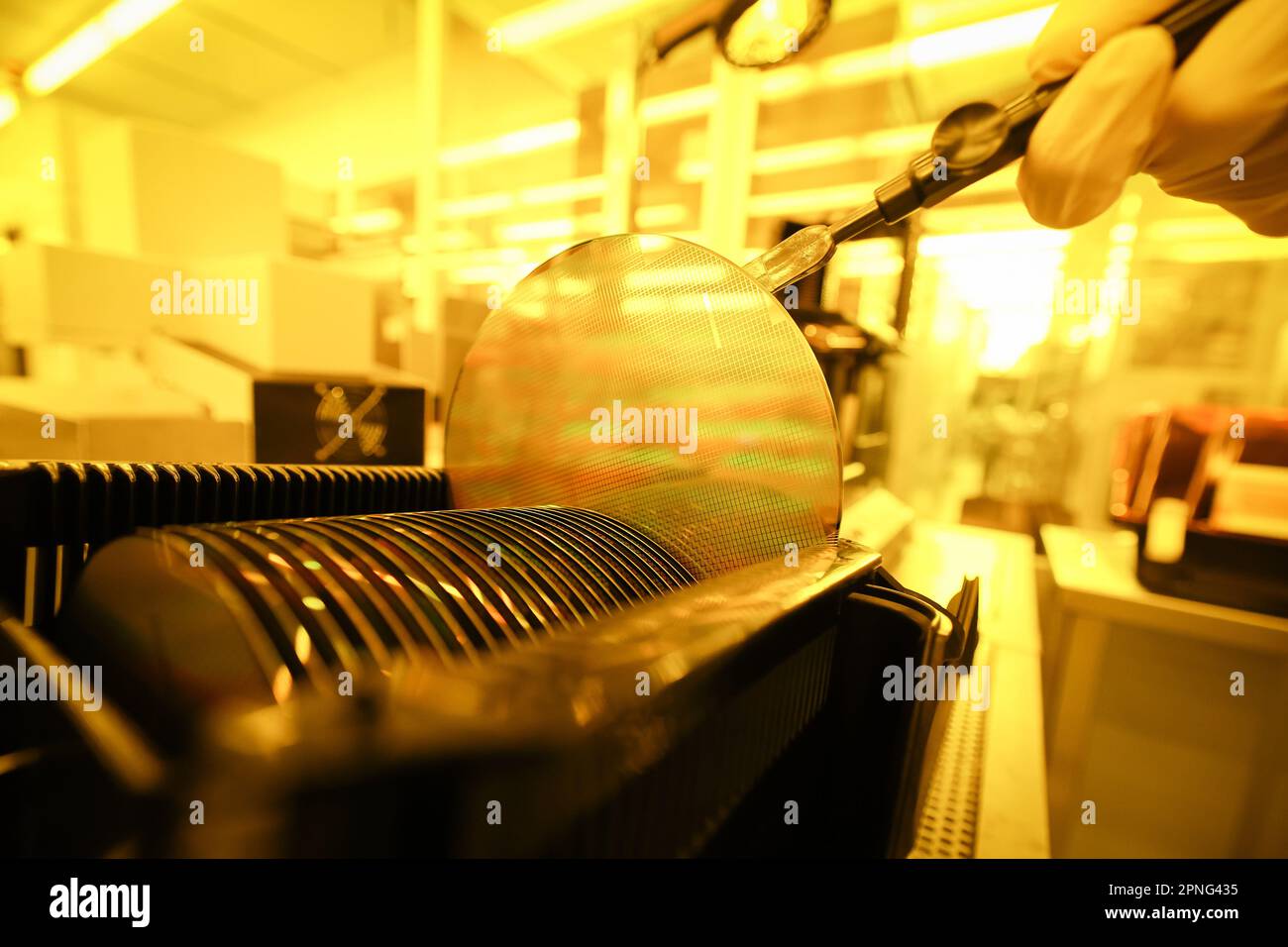 Clean room microchip hi-res stock photography and images - Alamy