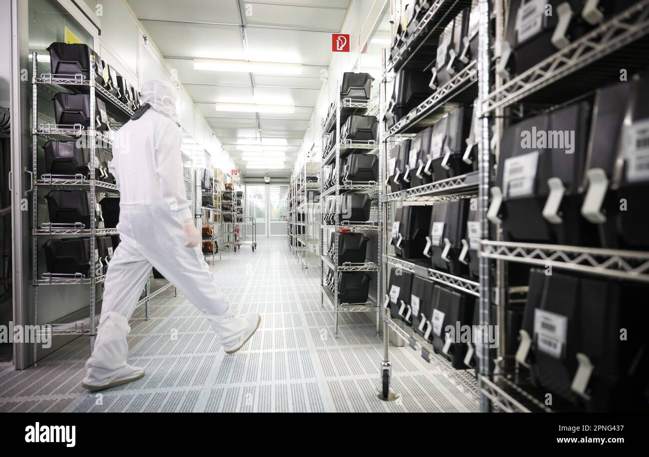 Itzehoe, Germany. 04th Apr, 2023. Employees in the production of wafers ...