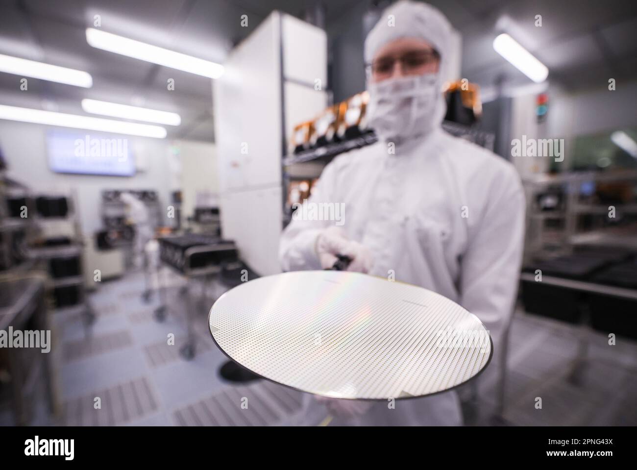Itzehoe, Germany. 04th Apr, 2023. An employee in the production of ...