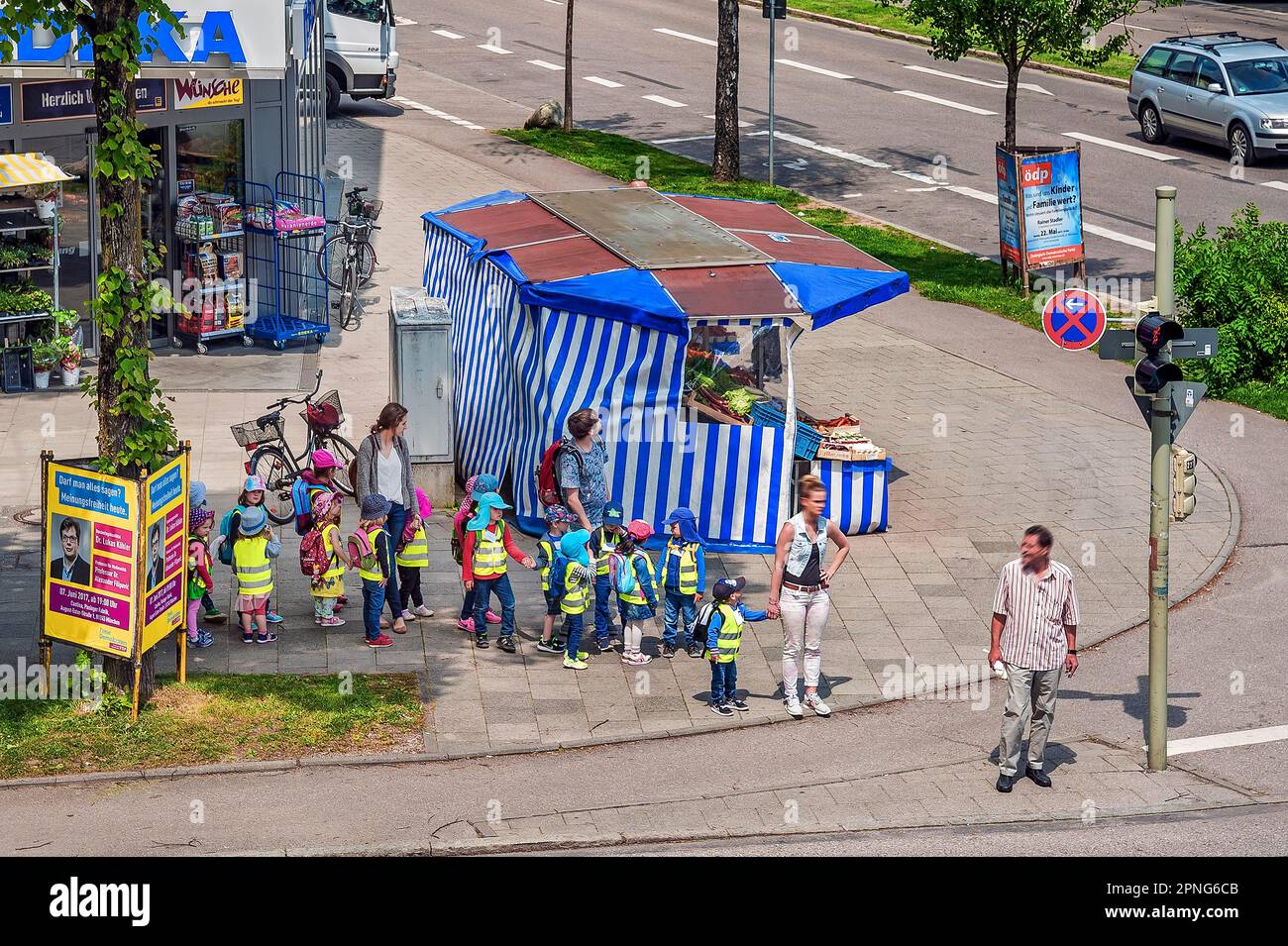 Children stand hi-res stock photography and images - Alamy
