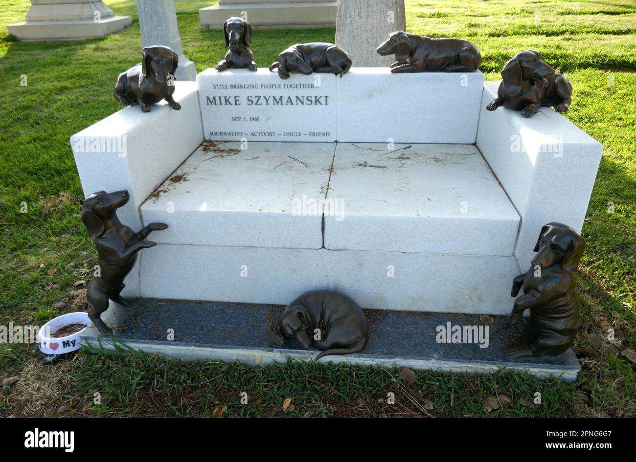 Los Angeles, California, USA 16th April 2023 Mike Szymanski Grave with ...