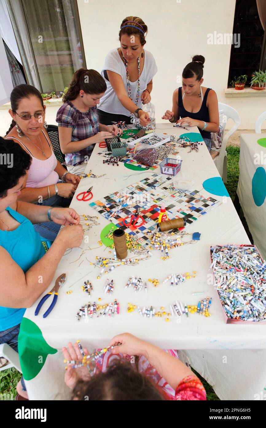 Costa Rican woman made key rings from old newspapers, Women breaking ...