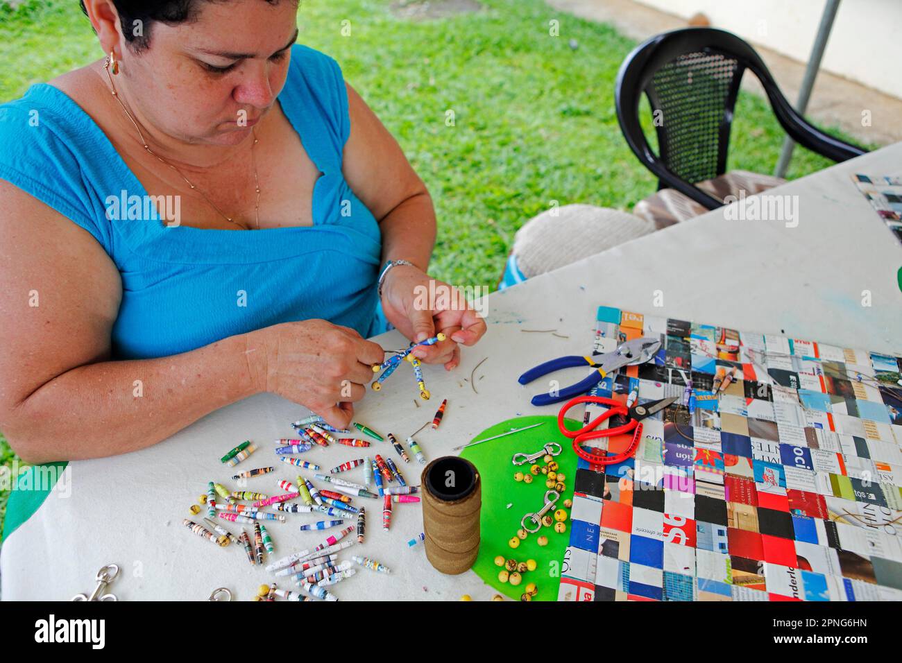 Costa Rican woman makes key rings from old newspapers, Women breaking ...
