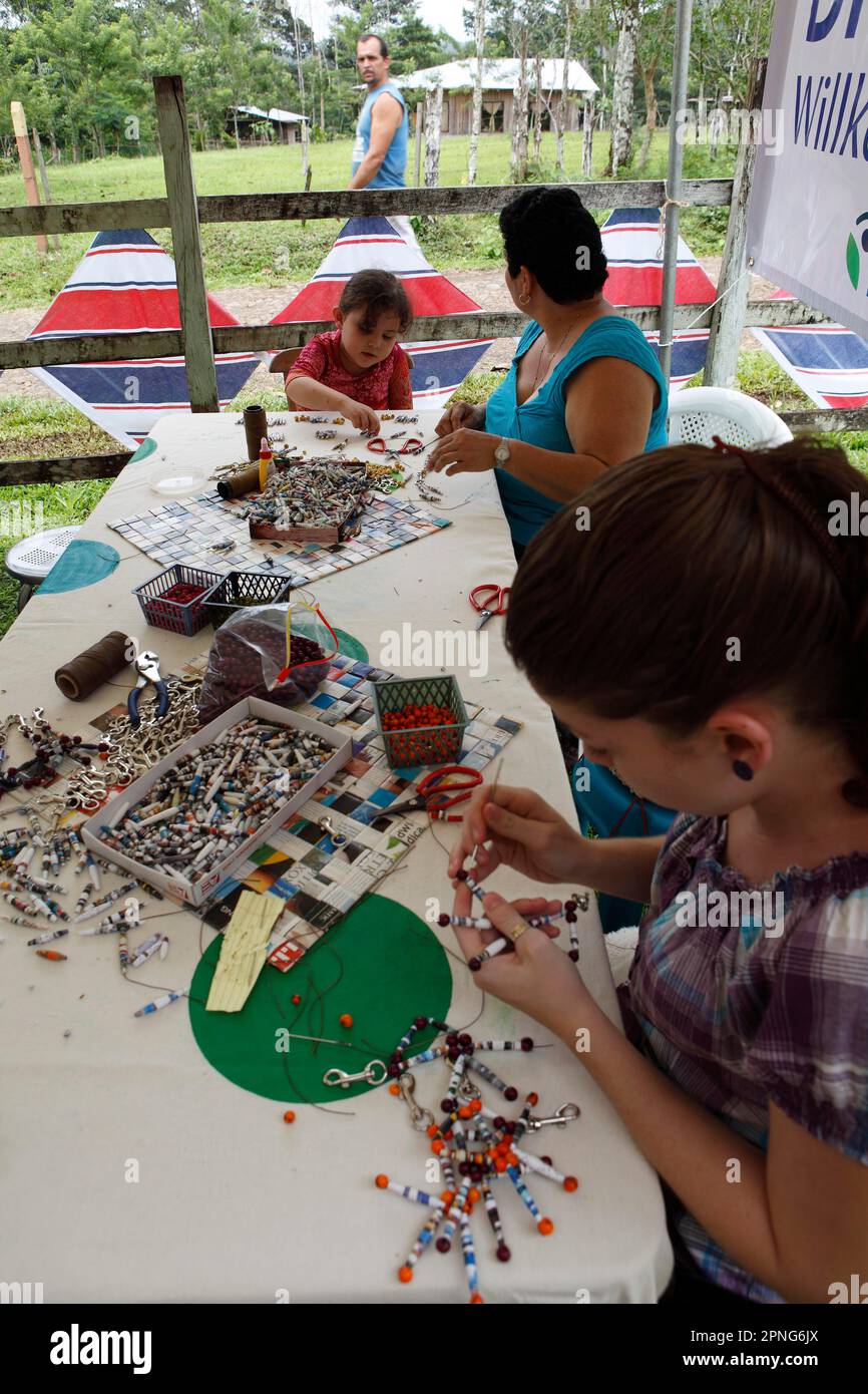 Costa Rican woman made key rings from old newspapers, Women breaking ...
