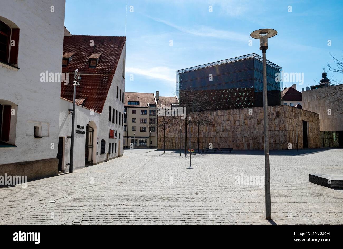 Jakobsplatz with Ohel-Jakob-Synagogue (centre), City Museum (left ...