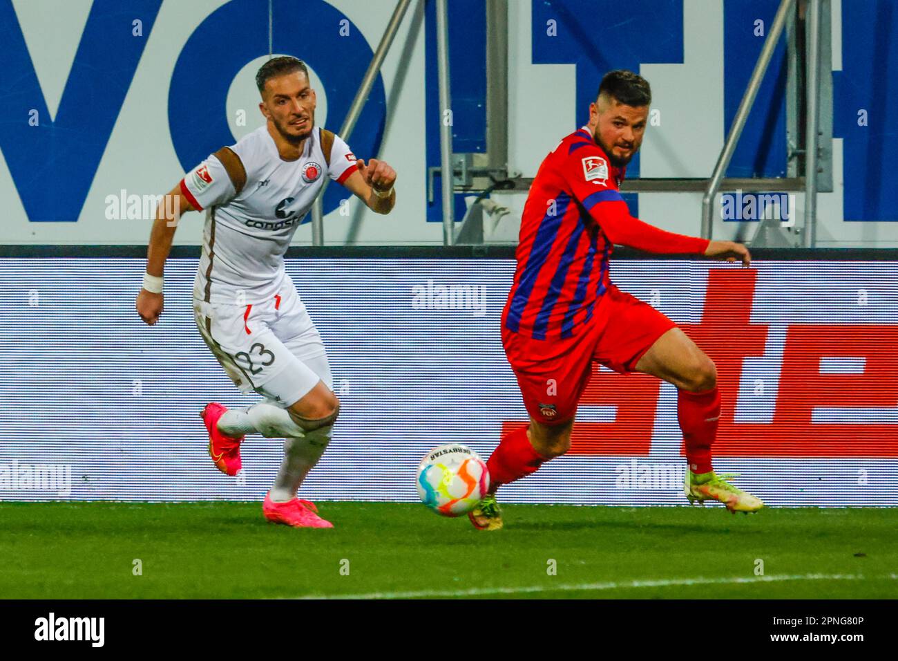 Marnon BUSCH (1.FC Heidenheim) in a duel with Leart PACARADA (St. Pauli ...