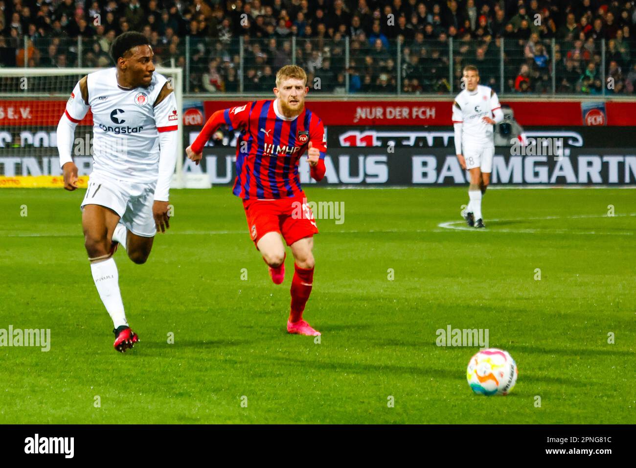 Jan-Niklas BESTE (1.FC Heidenheim) in a duel with Oladapo AFOLAYAN (St ...