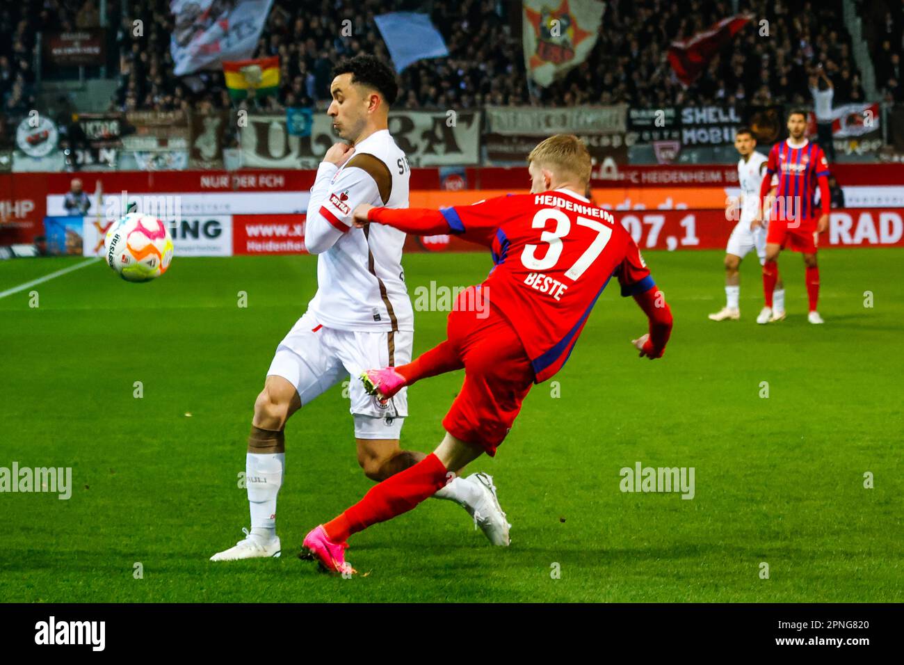 Jan-Niklas BESTE (1.FC Heidenheim) in a duel with Manolis SALIAKAS (St ...