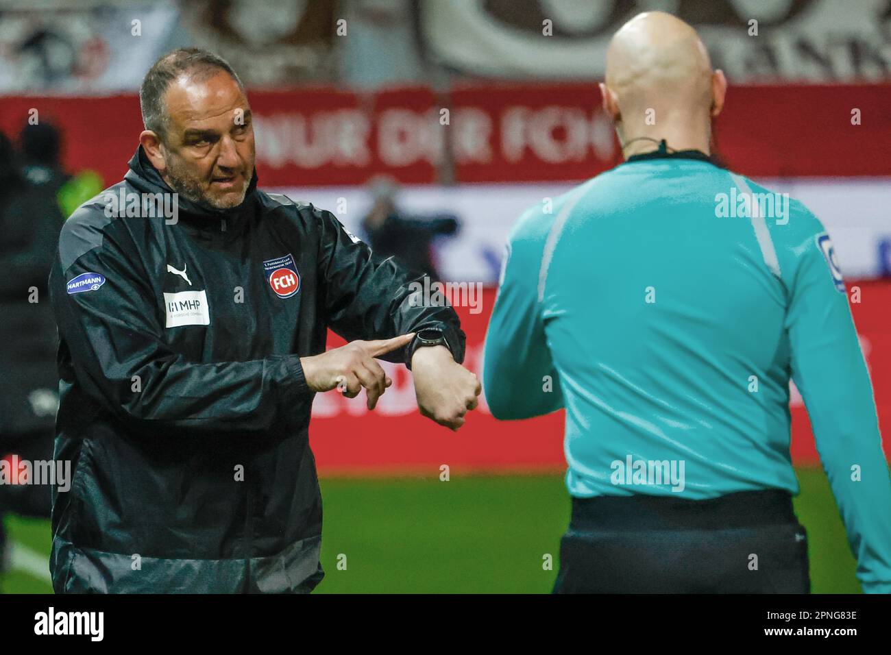 Coach Frank SCHMIDT (1.FC Heidenheim) shows the linesman the clock ...