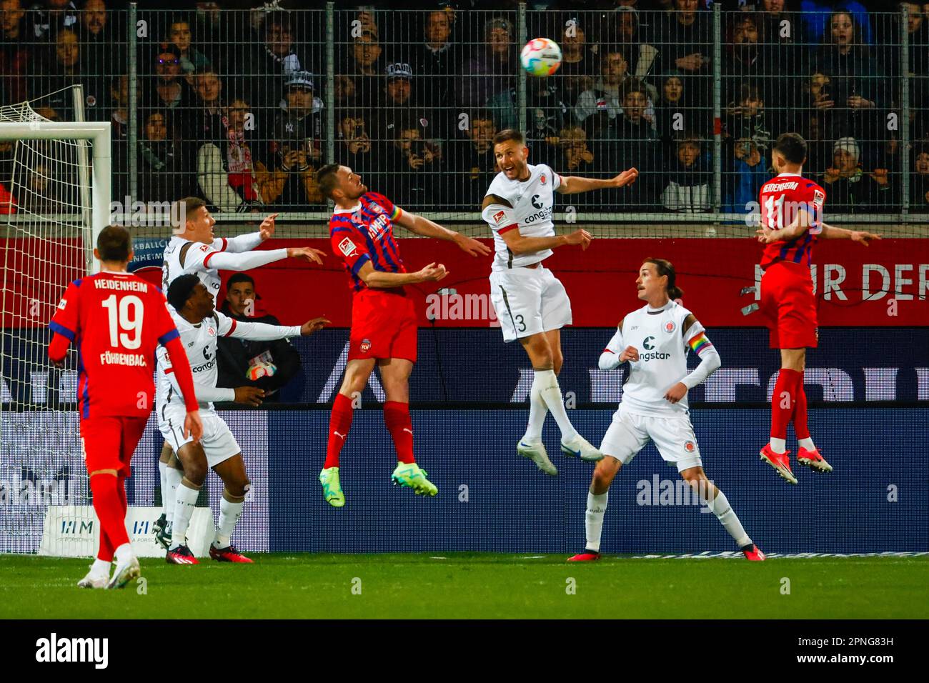 Patrick MAINKA (1.FC Heidenheim) in a duel with Karol METS (St. Pauli ...