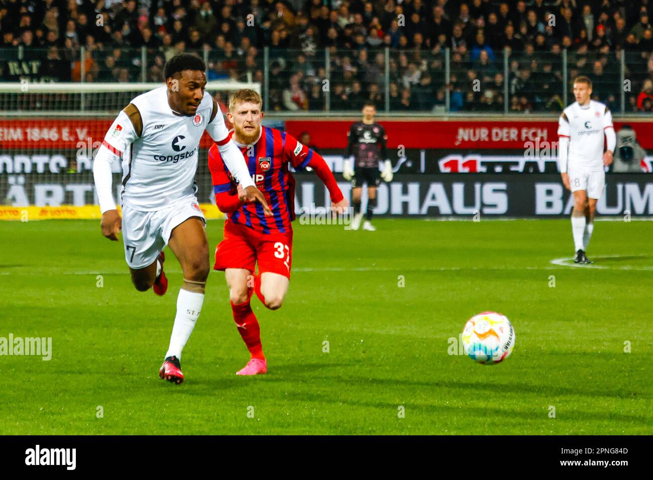 Jan-Niklas BESTE (1.FC Heidenheim) in a duel with Oladapo AFOLAYAN (St. Pauli) li Stock Photo ...