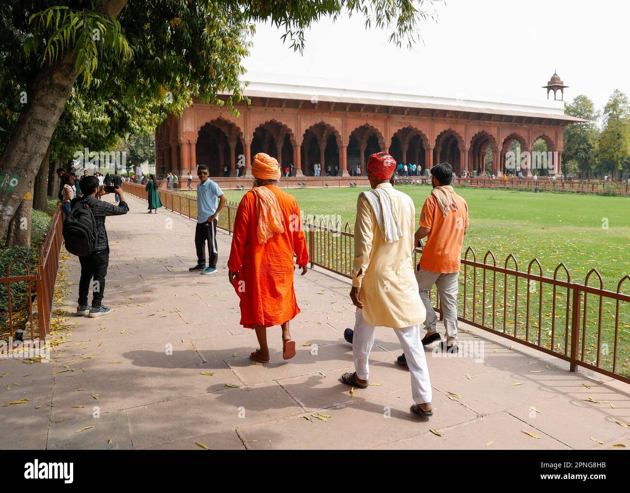 Indian tourists on their way to the Diwan i Am (Public Audience Hall ...