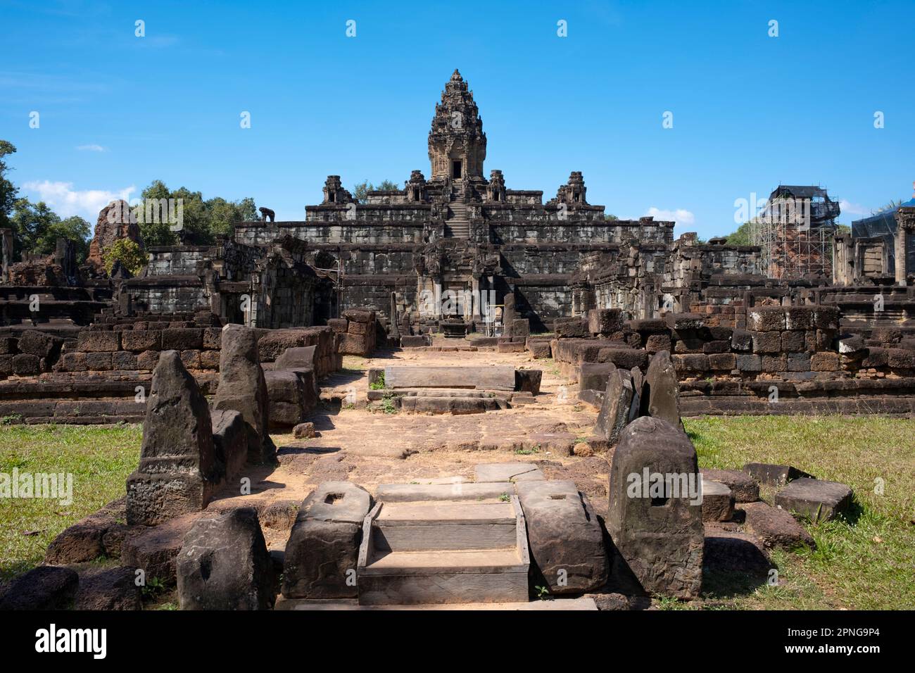 Cambodia: The main tower in the central sanctuary, Bakong temple ...