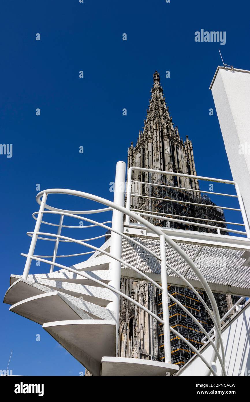 Architectural contrast of modern architectural details Town house and ...