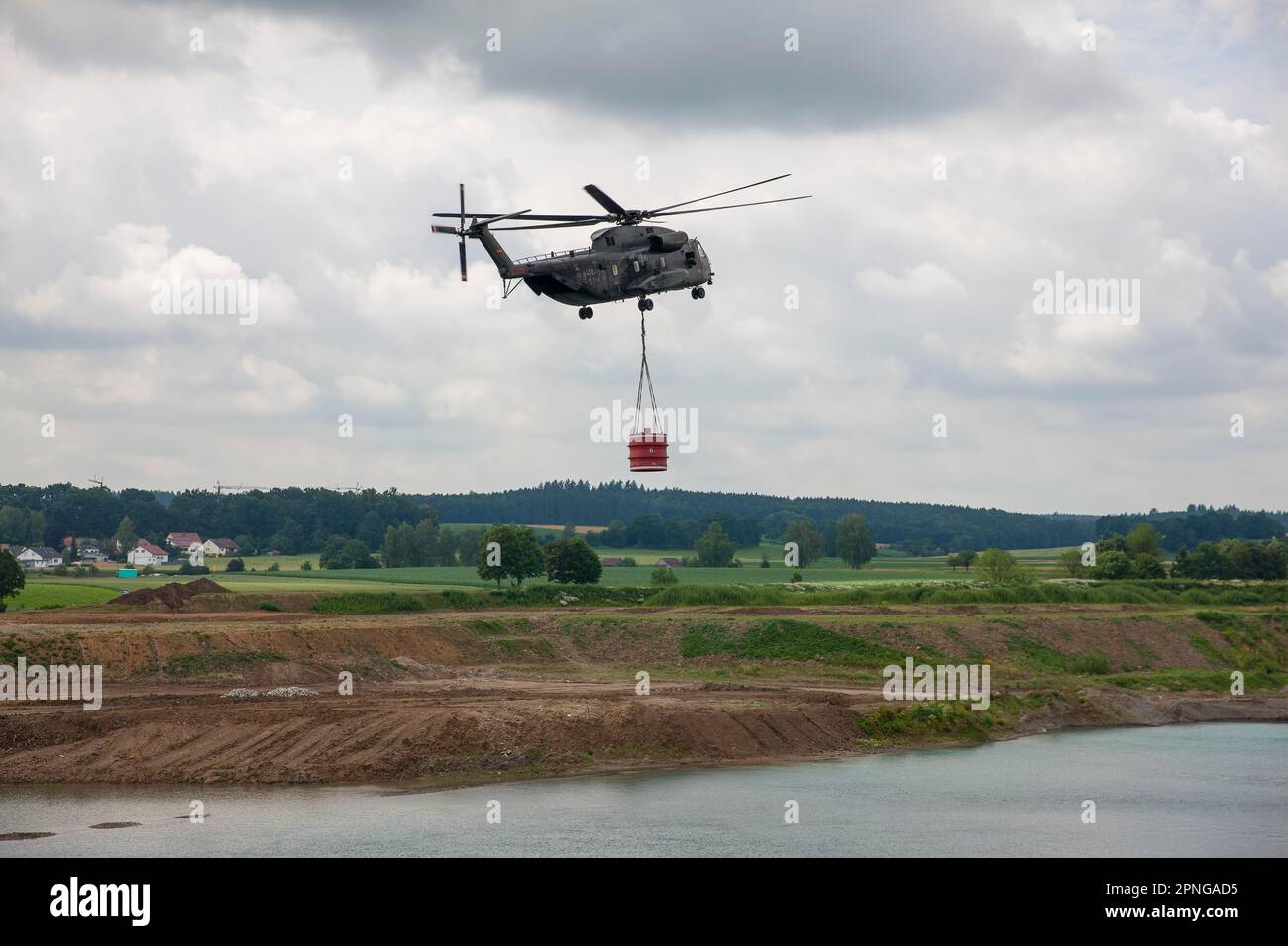 Bundeswehr helicopter with fire extinguishing tank 5000 litres ...
