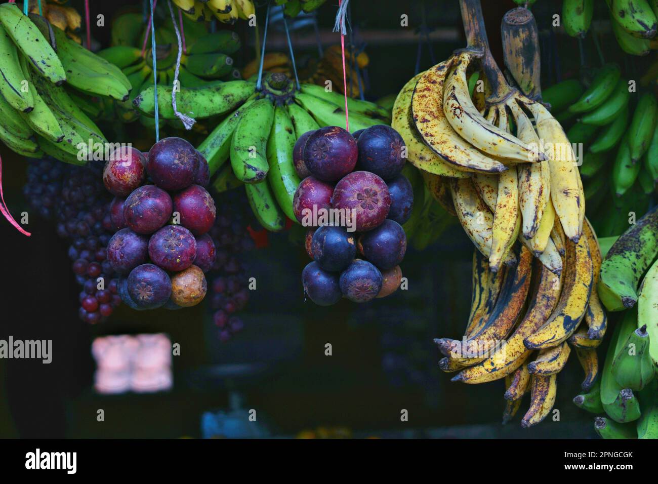 Hanging fruits in the traditional market Stock Photo - Alamy