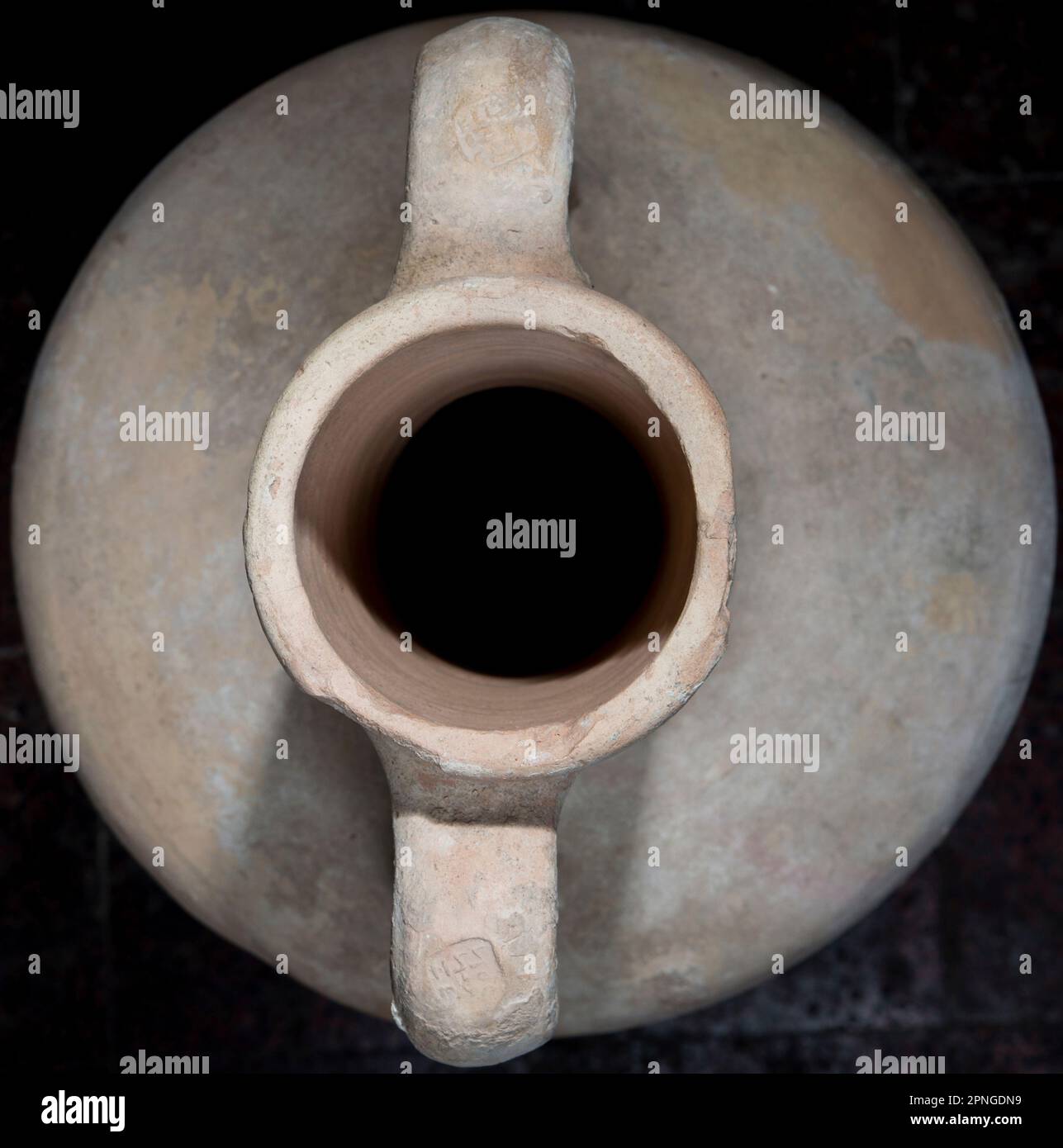 Terracotta amphorae hi-res stock photography and images - Alamy