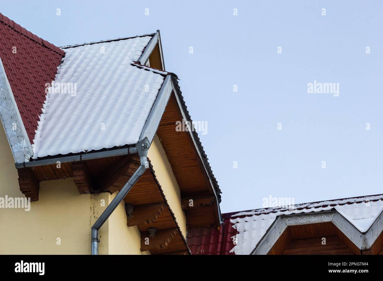 Snowy red tile roof winter hi-res stock photography and images - Alamy