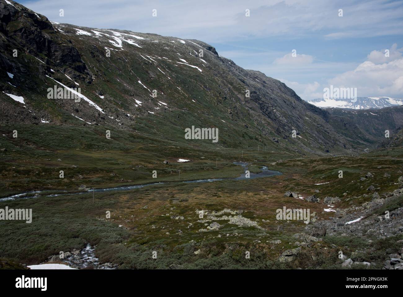 fjell in Breidsaeterdalen in Jotunheimen with snowfields and waterfalls ...