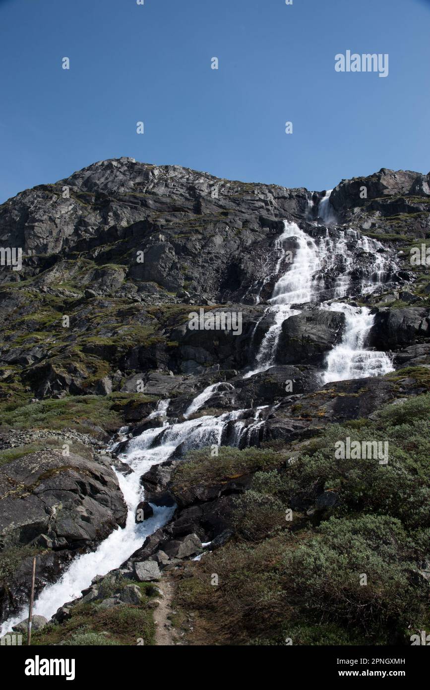 fjell in Breidsaeterdalen in Jotunheimen with snowfields and waterfalls ...