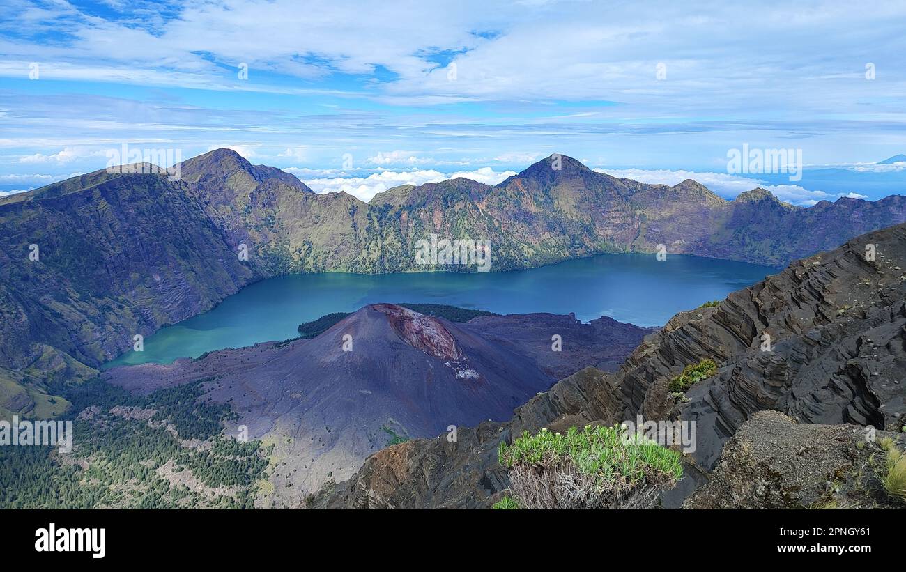 Amazing view of Lake Segara Anak and the crater rim from top of Mount ...