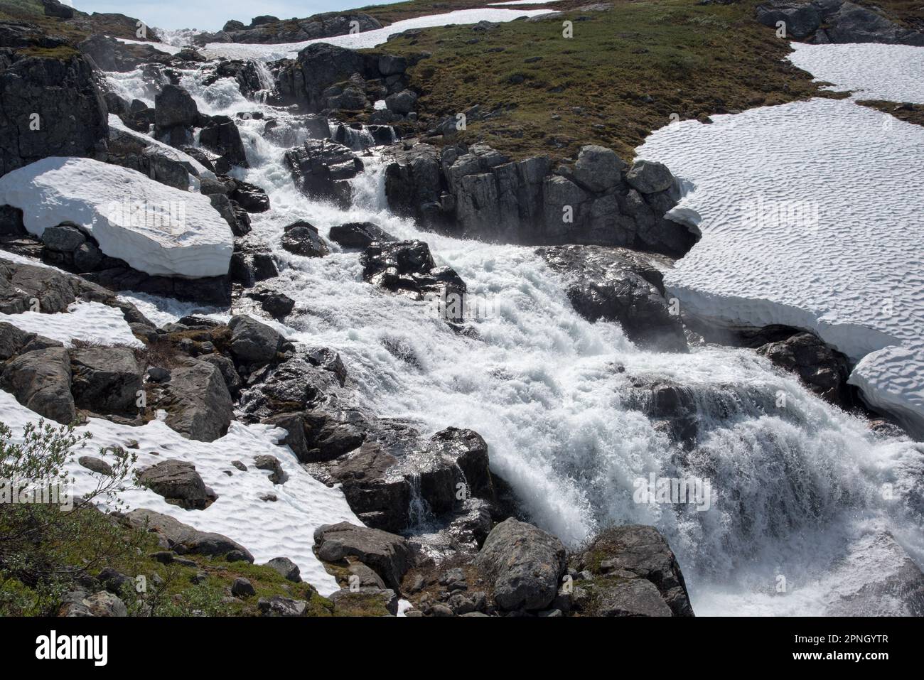 fjell in Breidsaeterdalen in Jotunheimen with snowfields and waterfalls ...