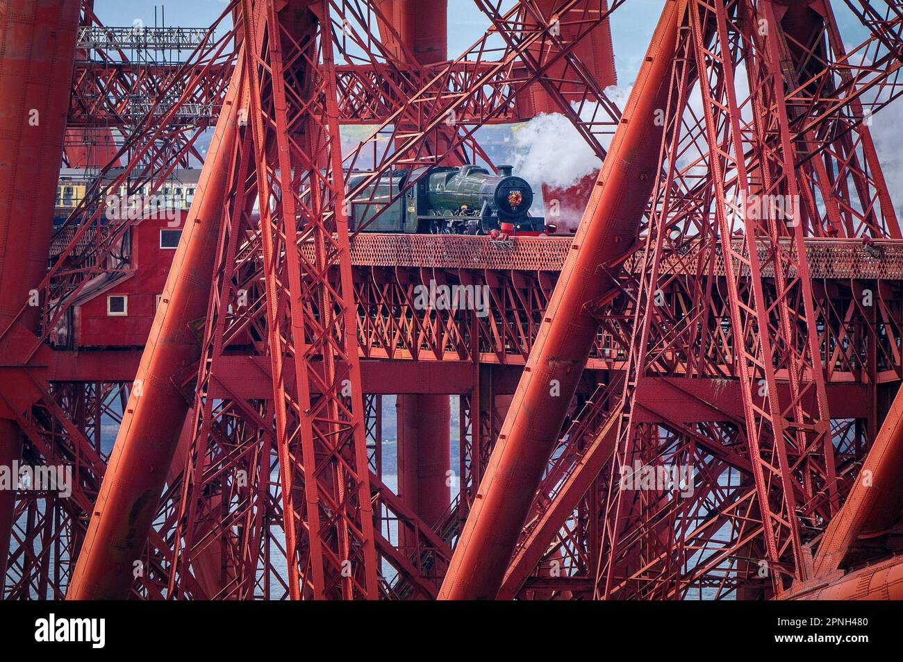 Jubilee Class steam locomotive 45596 Bahamas crosses the Forth Bridge ...