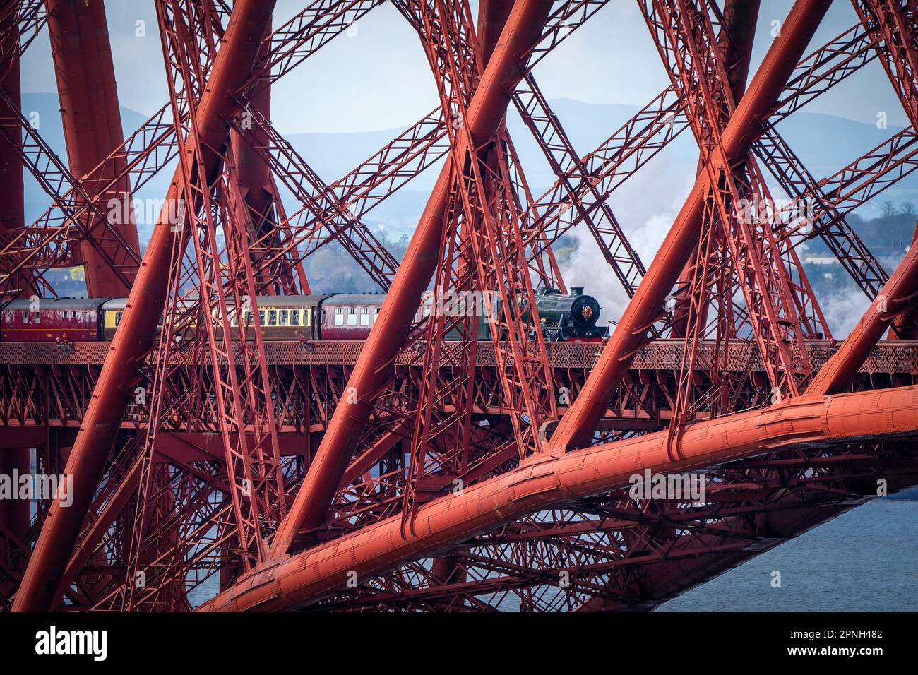 Jubilee Class steam locomotive 45596 Bahamas crosses the Forth Bridge ...