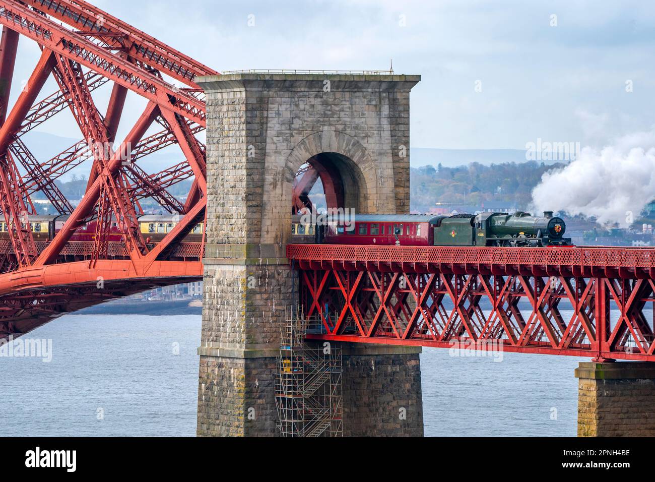 Jubilee Class steam locomotive 45596 Bahamas crosses the Forth Bridge ...