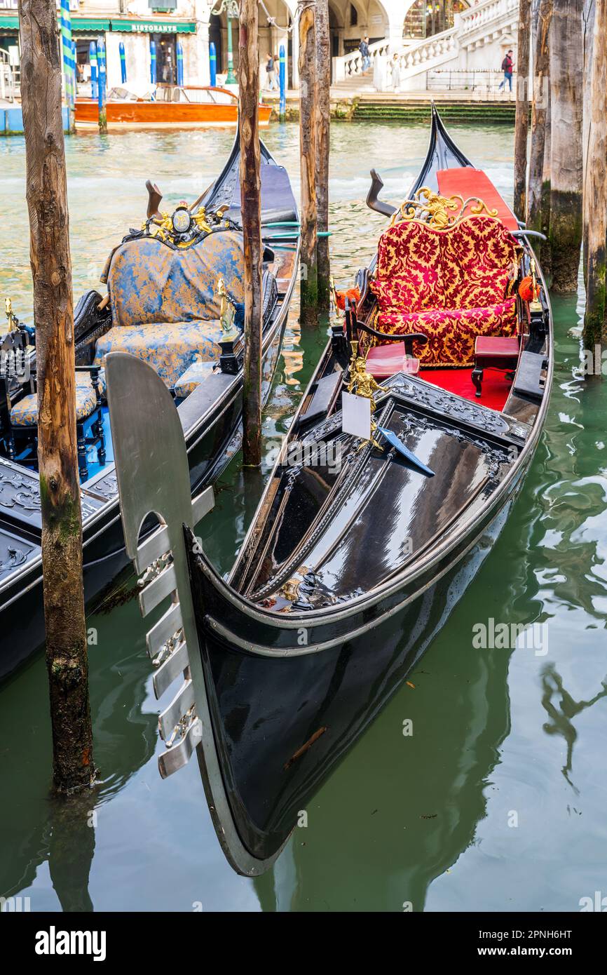 Venice rowing boat hi-res stock photography and images - Alamy