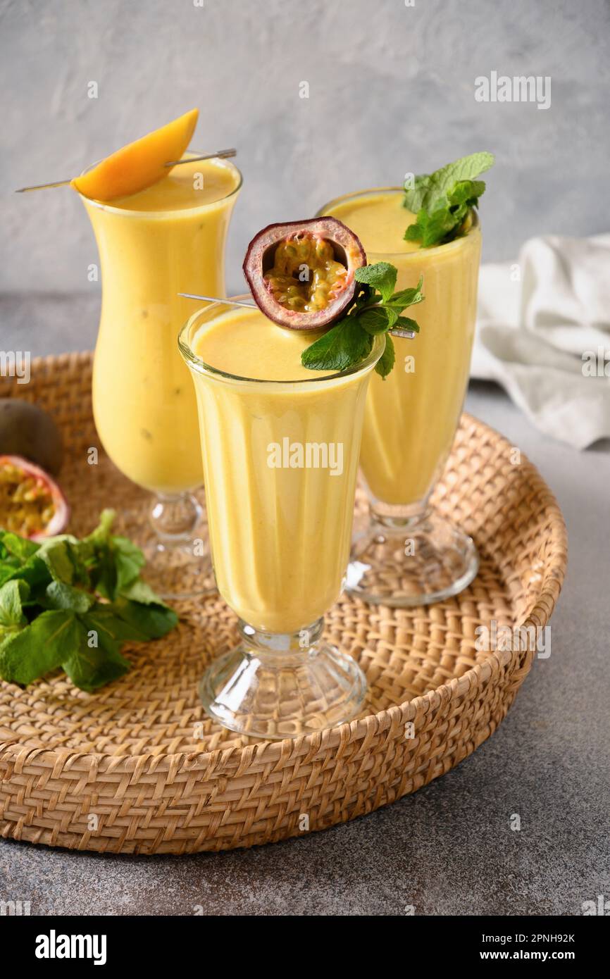 Wicker tray sri lanka hi-res stock photography and images - Alamy