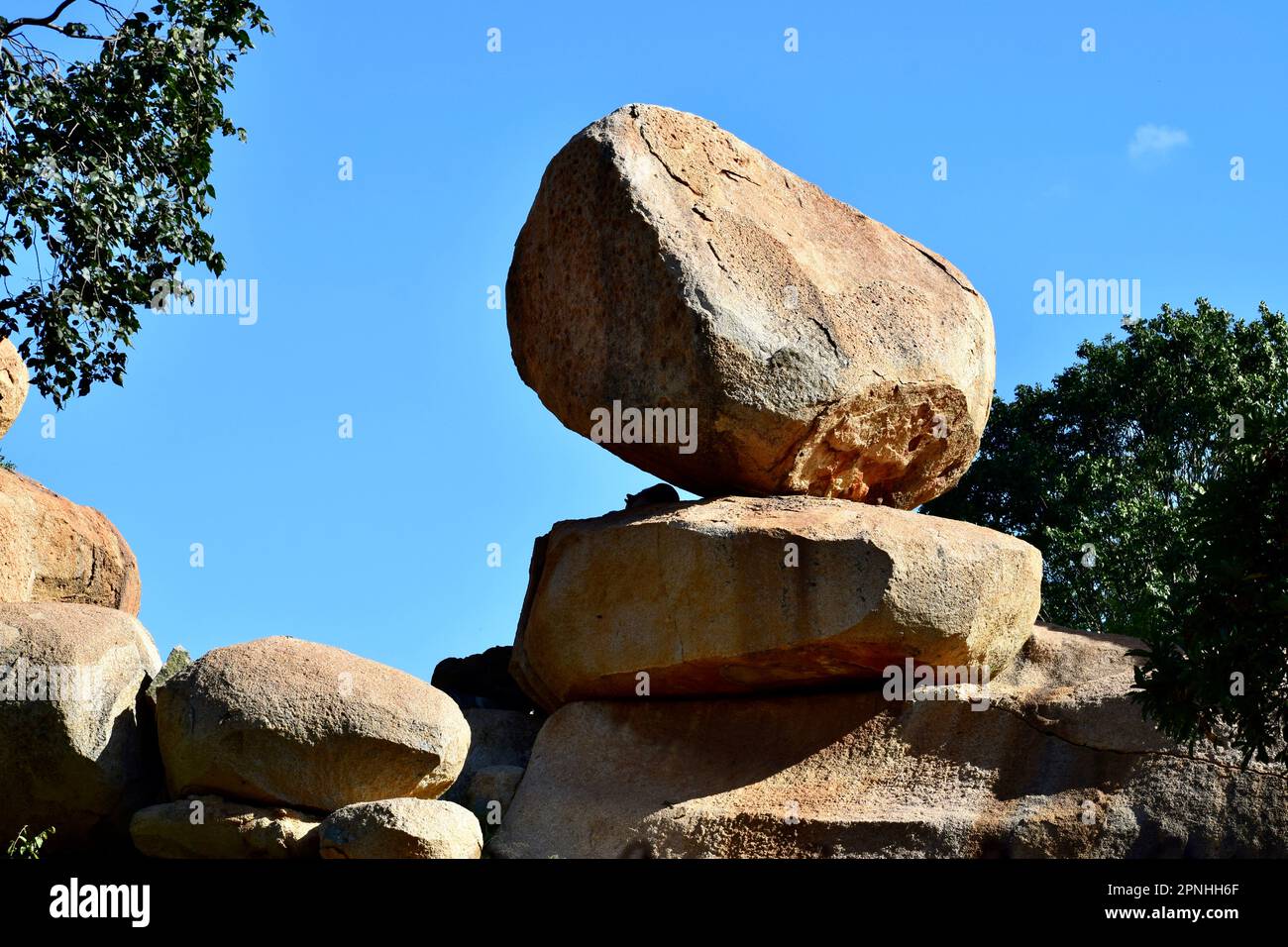 Precarious rock formation hi-res stock photography and images - Alamy