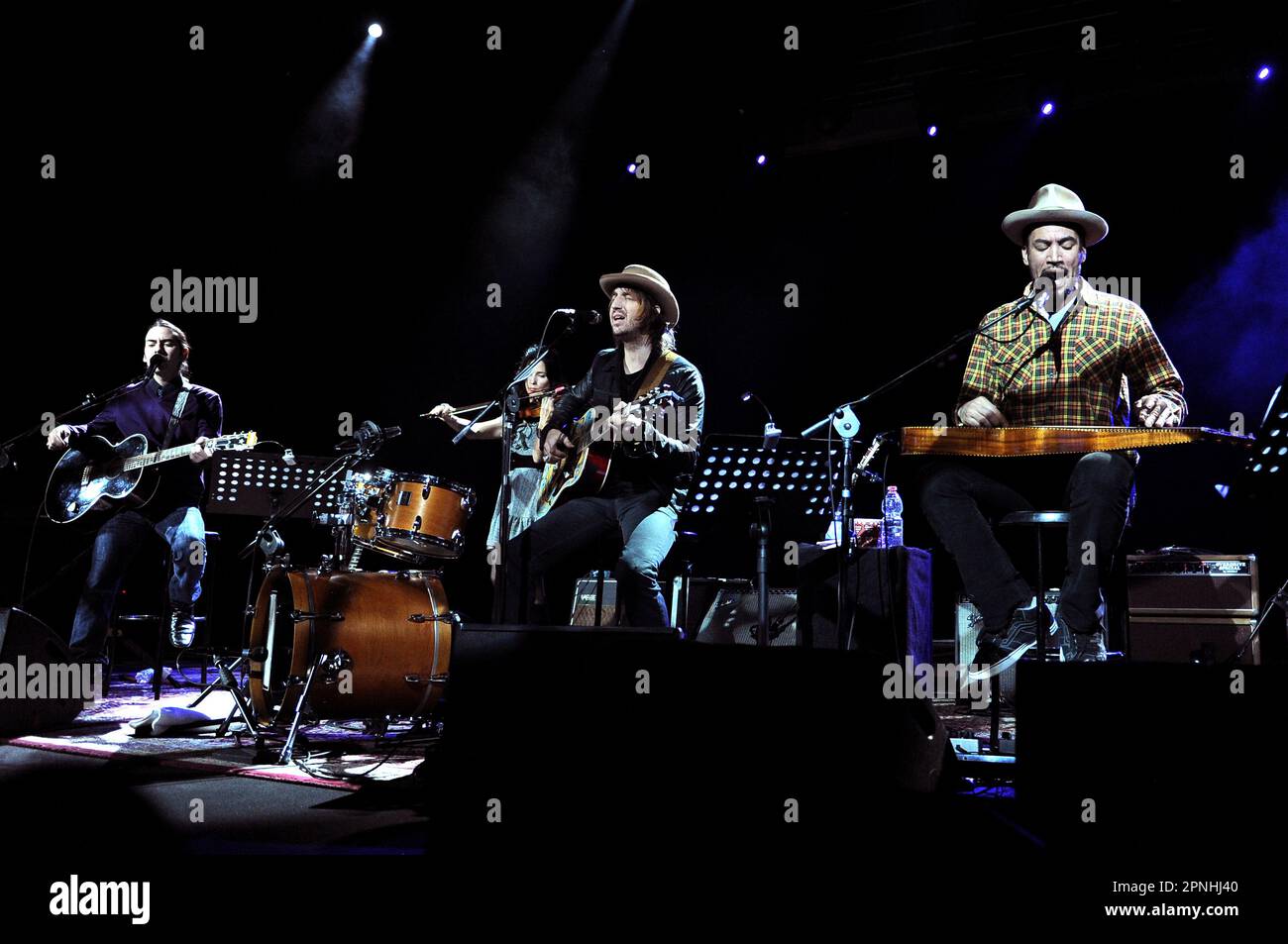 Ben harper acoustic guitar hi-res stock photography and images - Alamy