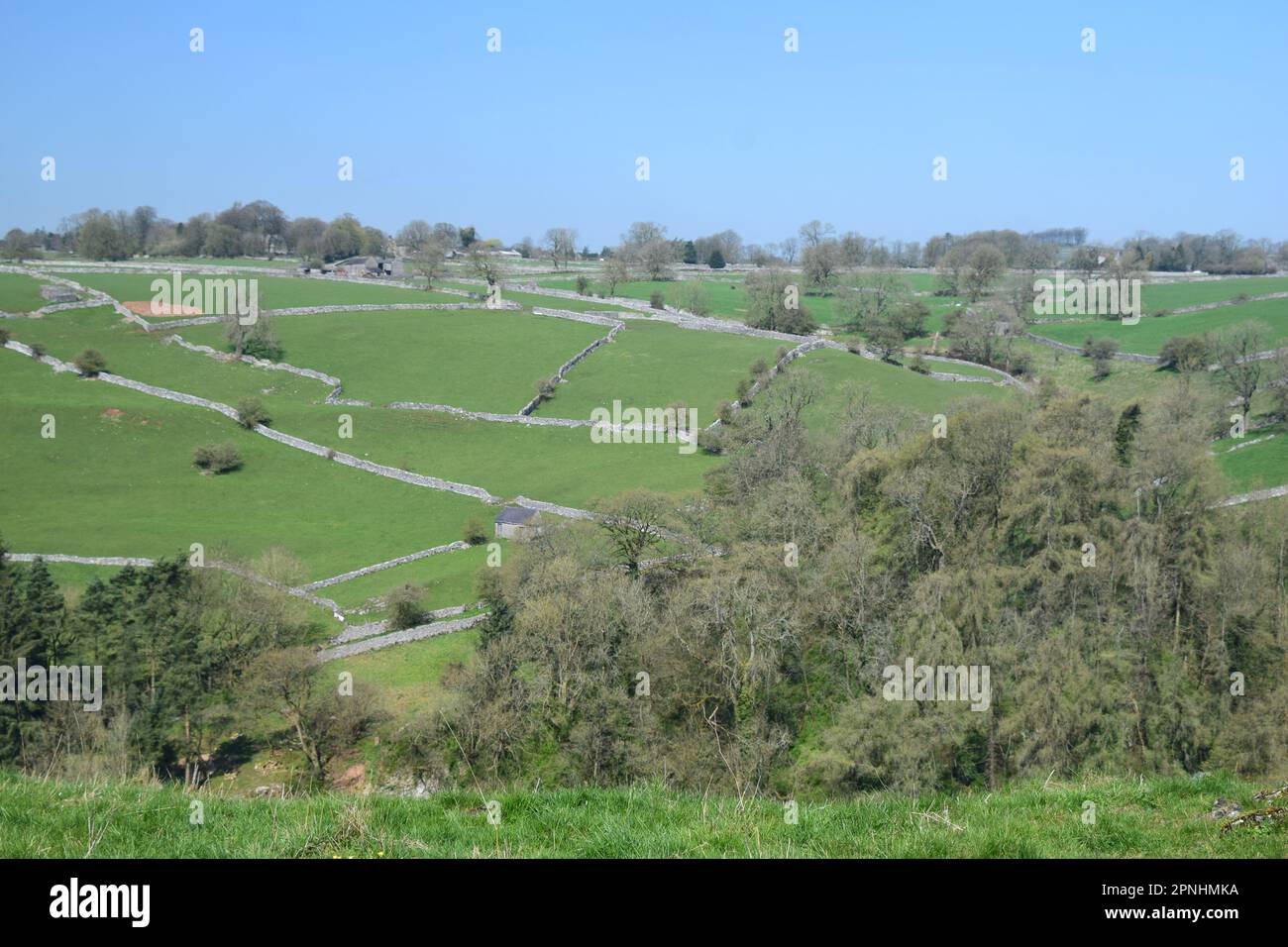 Spring sunlight on the hills of the Derbyshire peak district Stock ...