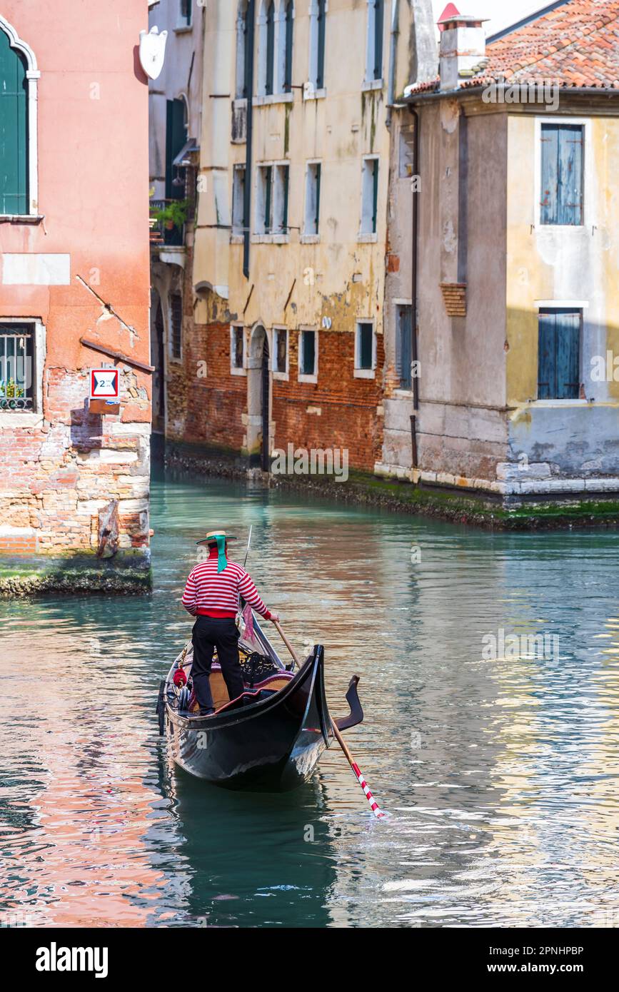 Gondolier rowing on venice hi-res stock photography and images - Alamy