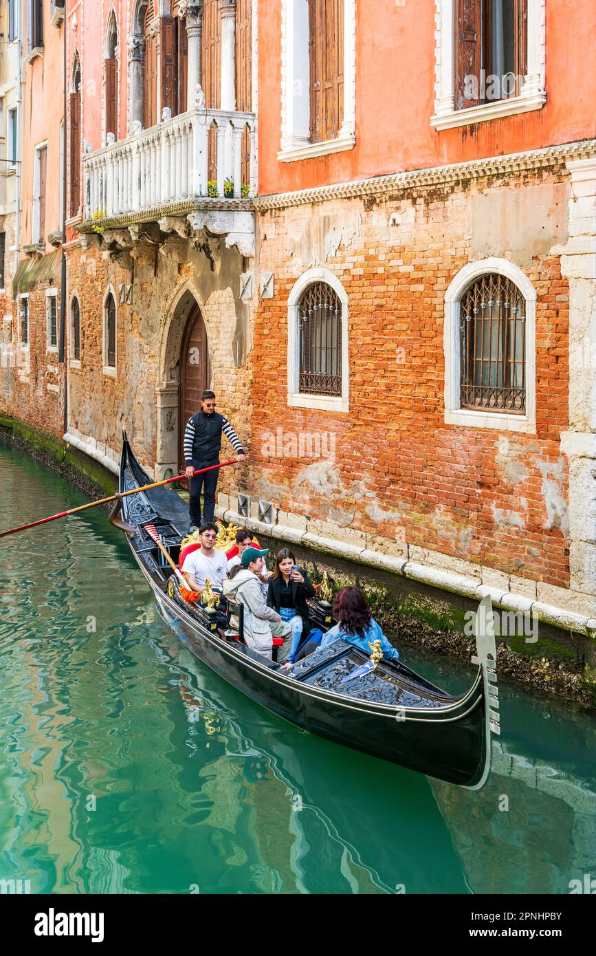 Venice canal gondola gondolier hi-res stock photography and images - Alamy