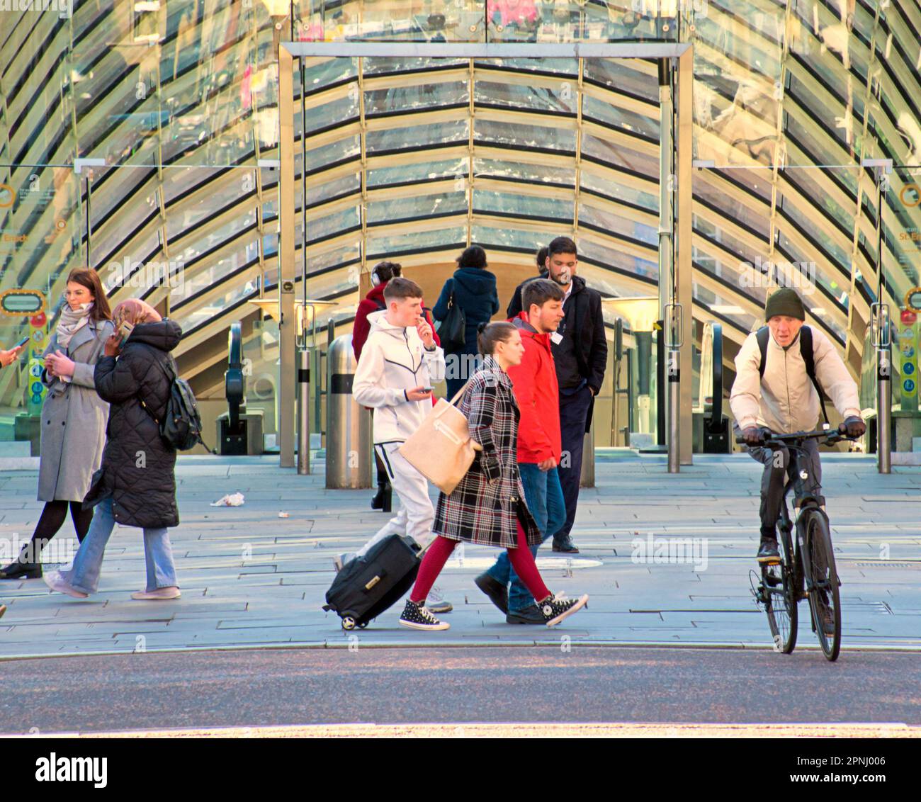 Glasgow, Scotland, UK 19h April, 2023. UK Weather: Sunny st enoch ...