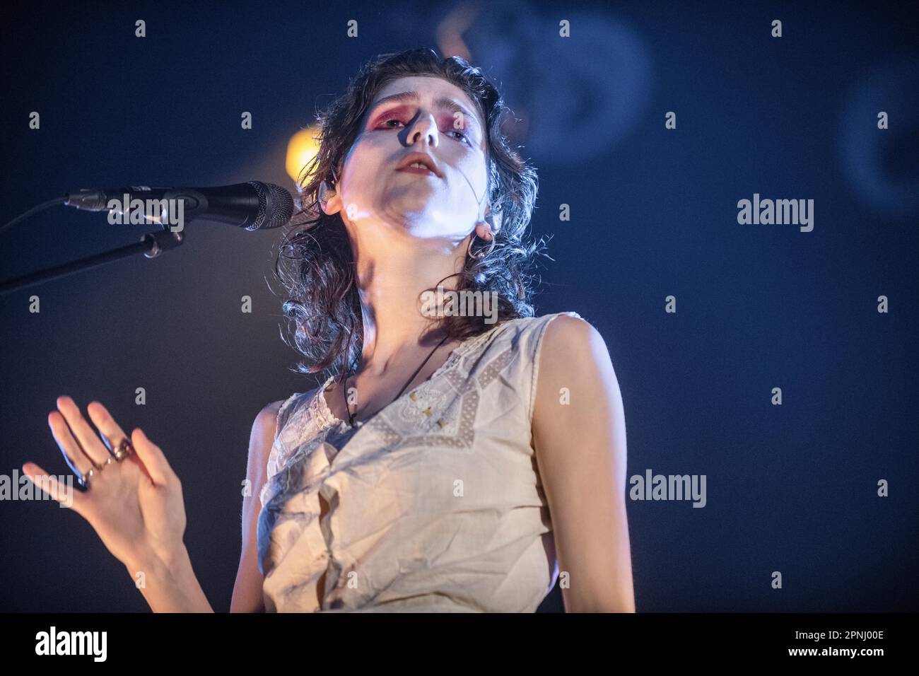 Birdy singer hi-res stock photography and images - Alamy