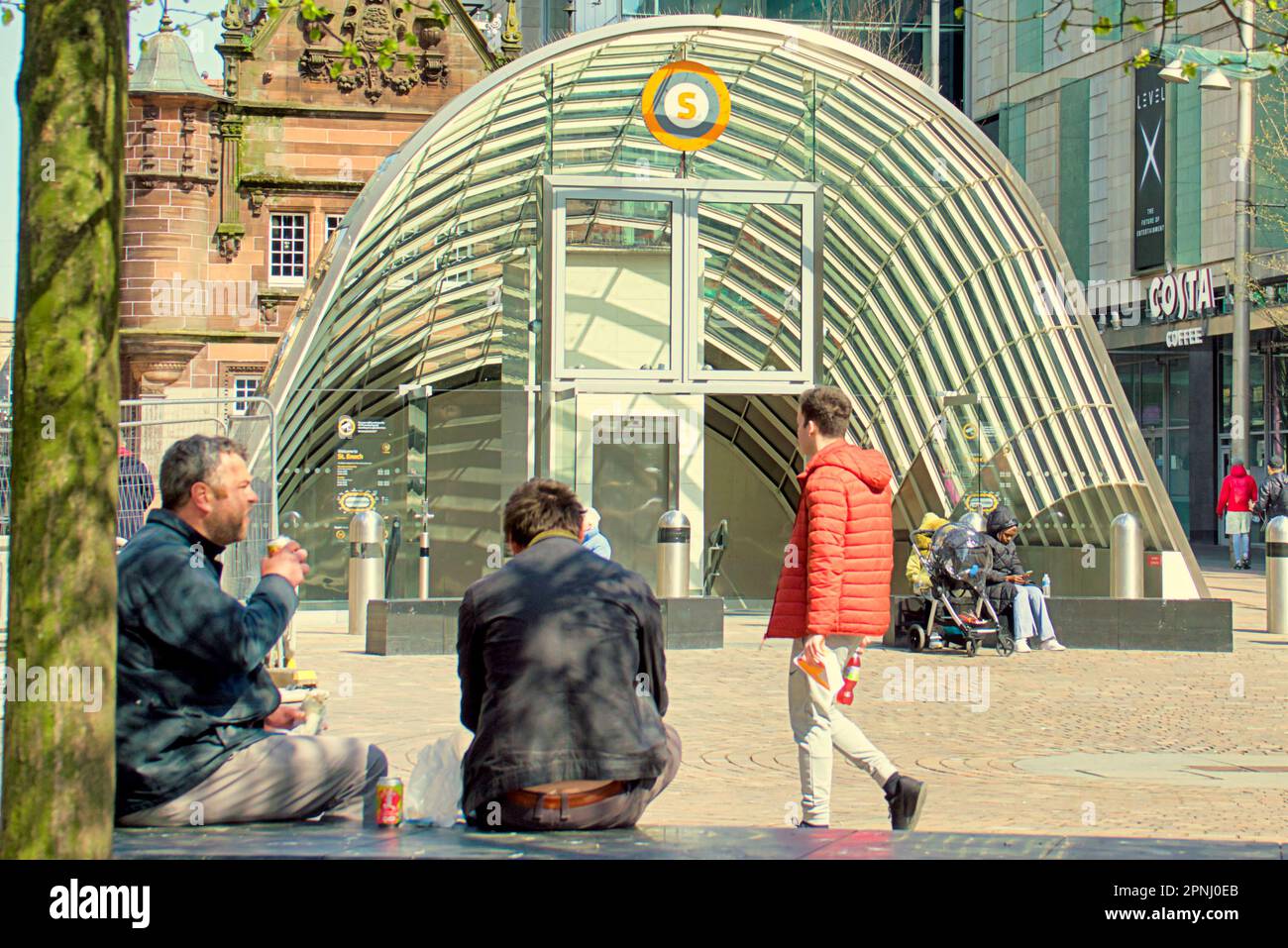 Glasgow, Scotland, UK 19h April, 2023. UK Weather: Sunny st enoch ...